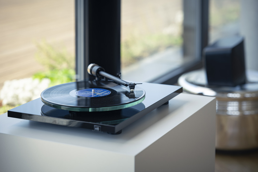 Pro-Ject T2 | Audiophile Turntable | BOLLOstore